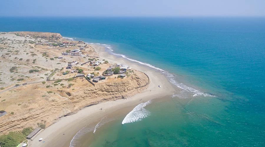 ¿Te gusta el surf? Descubre las mejores playas de Piura para vivir una ...
